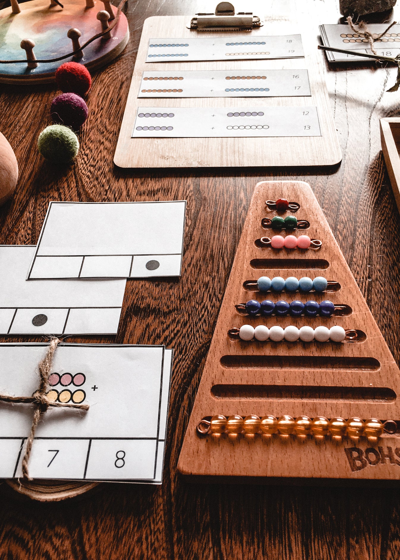 Montessori Colored beads clip cards 1-10 – montessorikiwi